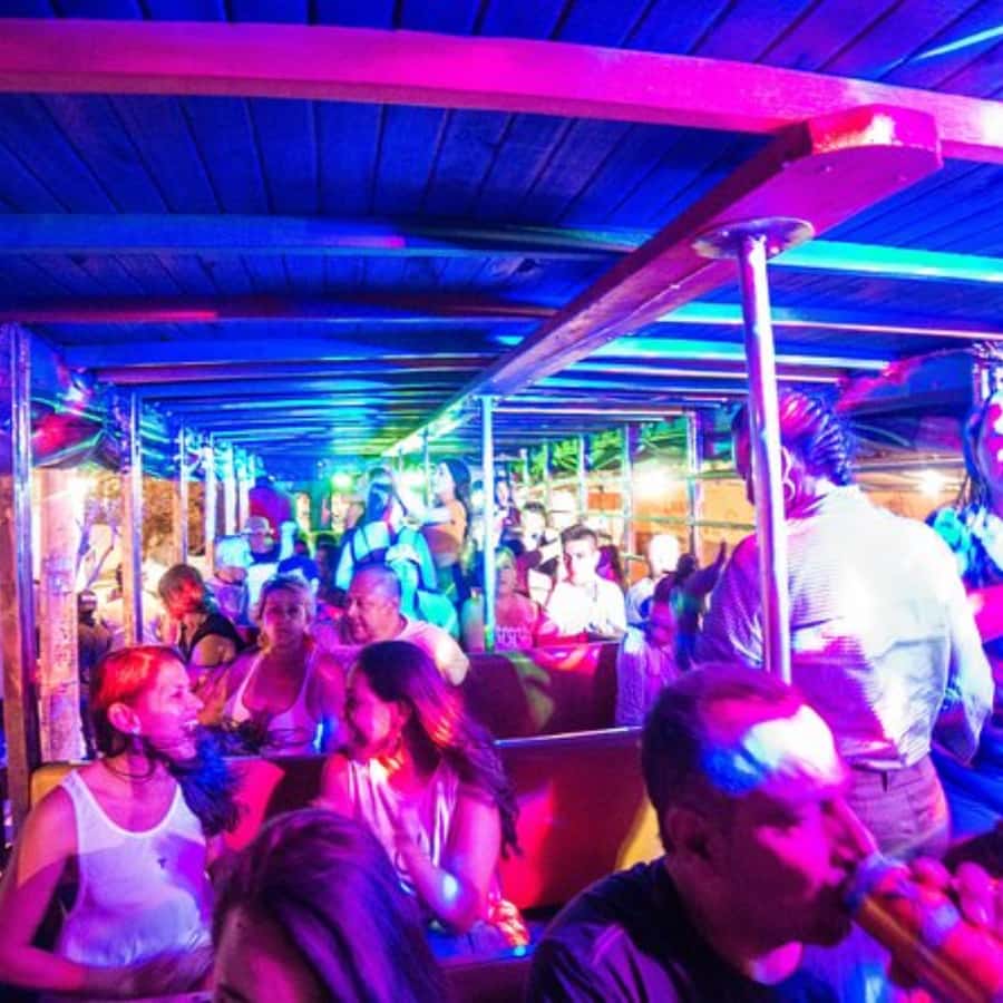 Santa Marta: Rumba en Chiva con animador a bordo y Espuma!